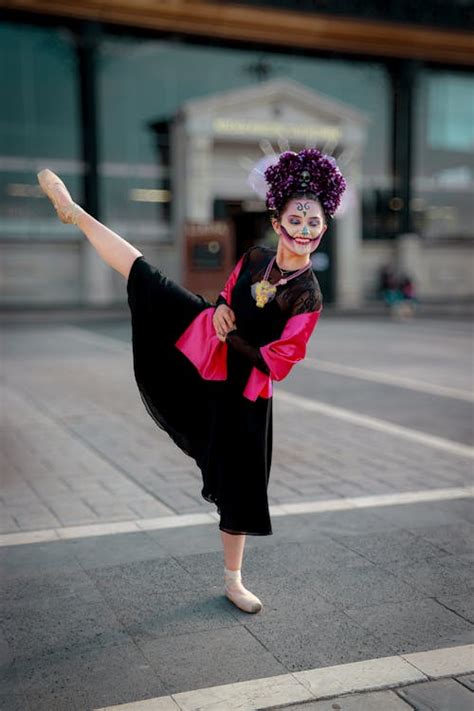 드레스 디아 데 로스 미아 테스 라 칼라베라 카트리나 멕시코 문화 멕시코 전통 미소 짓는 발레 무용수 발레리나 설탕 두개골 수직 쐈어 얼굴 그림 여성