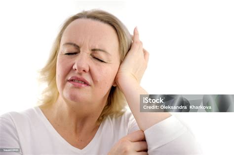 두통 중년 성인 여성 소음을 방해 불쾌한 얼굴 아파요 머리 귀에 통증 흰색 배경 흰색 재킷 불쾌한 부정적인 감정 피로 나이 경험