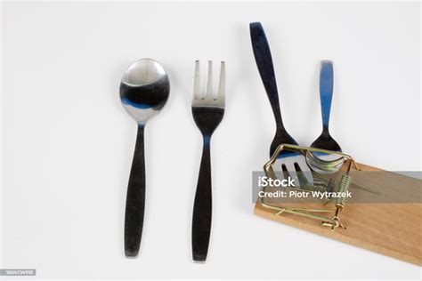 칼 붙이 그리고 흰색 테이블에 쥐 덫 포크와 숟가락 함정에서 붙 잡았다 흰색 배경입니다 0명에 대한 스톡 사진 및 기타 이미지 Istock