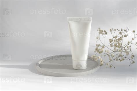 Фотография на тему Белая косметическая кремовая трубка макет банки с