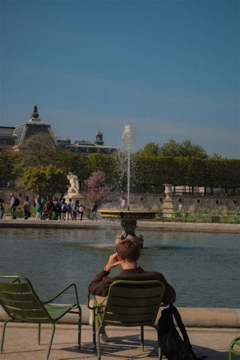 건물 건축 경치 고요한 공원 관광 관광 명소 관광객 나무 남자 낮 녹지 도시 공원 도시 탈출 도시의 삶 돌 조각 뒷모습 레저 레크레이션 구역