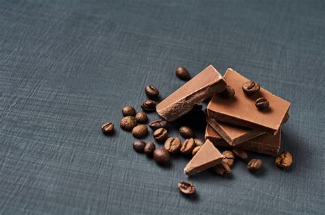 어두운 긁힌 콘크리트 테이블에 흩어져 튀긴 커피 콩과 쓴 또는 밀크 초콜릿의 깨진 조각의 힙 텍스트를 위한 공간 갈색에 대한 스톡 사진 및 기타 이미지 Istock