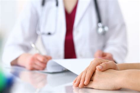 여성 의사가 환자를 상담 하는 동안 응용 프로그램 양식을 작성 그냥 손 의학 및 건강 관리 Concep 건강관리와 의술에 대한 스톡 사진 및 기타 이미지 Istock