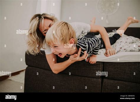 Mutter und Sohn im Bett Spaß herumalbern Stock Photo Alamy