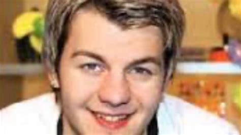 Chi Riconosce Questo Ragazzo Sorridente In Foto Oggi è Un Fenomeno