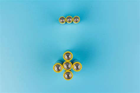 파란색 배경에 회색 노란색 알칼리성 Aa 배터리의 사진 충전식 Nimh 배터리의 재활용 가장 인기있는 어큐뮬레이터 크기입니다