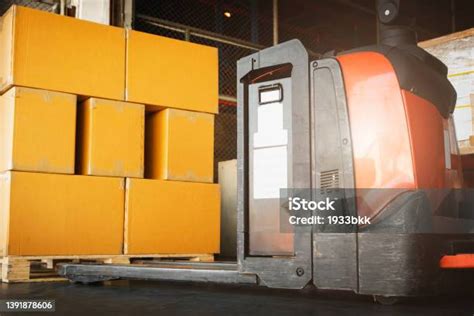 유통 창고에 포장 상자가있는 전기 지게차 팔레트 잭 발송물 상자 공급망 배송 창고 물류 0명에 대한 스톡 사진 및 기타 이미지