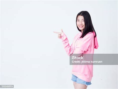 흰색 배경에 복사 공간을 가리키는 십대 소녀입니다 스튜디오 샷 가리키기에 대한 스톡 사진 및 기타 이미지 가리키기 가방 귀여운 Istock