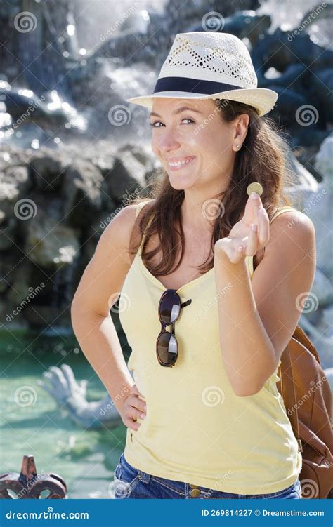 Jovencita Linda Turista Tirando Moneda En Una Fuente Imagen De Archivo Imagen De Bernini