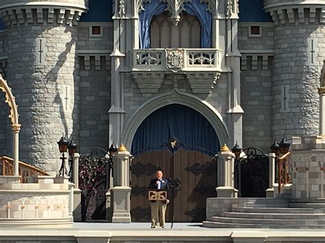 Princess Elena Of Avalor Visits The Magic Kingdom Laughingplace Com