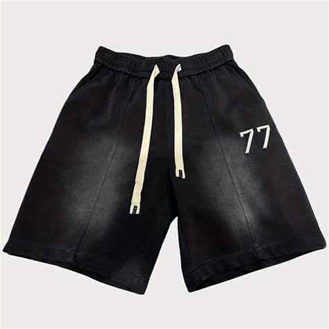 남성용 숫자 자수 77 드로스트링 포켓 및 디스트레스드 조각이 있는 캐주얼 반바지 여름 거리 및 스포츠 착용을 위한 시크하고 세련된 복고풍 스타일 반바지 캐주얼