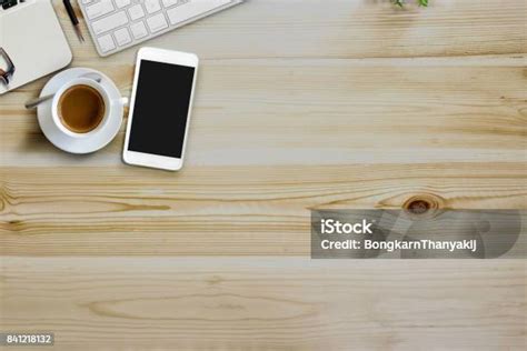 까지 조롱 데스크톱 컴퓨터 커피 컵과 스마트폰 작업 공간 책상 테이블 0명에 대한 스톡 사진 및 기타 이미지 0명 개념