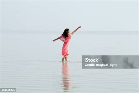 매력적인 슬림 모델 핑크 드레스를 입고 스카프와 함께 춤을 해변에서 아름 다운 여자 여름 휴가 즐기고 댄서에 대한 스톡 사진 및 기타 이미지 Istock