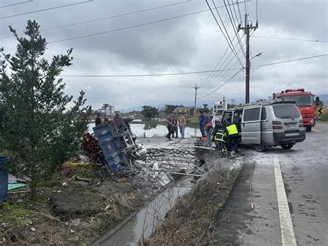 兩自小貨車路口交叉撞 一車翻覆起火燃燒駕駛送醫 觀傳媒