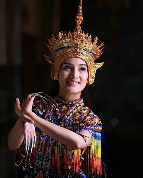 ปักพินในบอร์ด มโนราห์ที่รัก