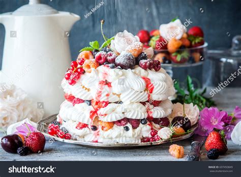 파블로바 케이크 스톡 사진 697450849 Shutterstock