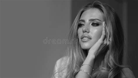 Hermosa Joven Tierna Se Ve Sensual Joven Sensual Con Maquillaje De Piel Perfecto Ternura