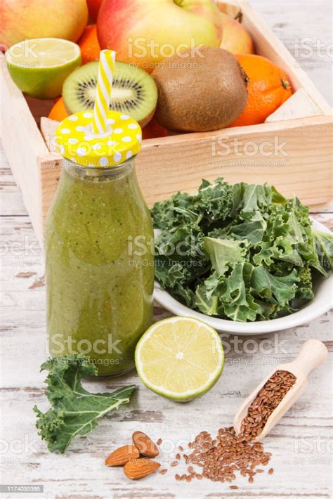 과일 채소 및 기타 재료로 갓 혼합 된 녹색 코코테일 식이 요법과 건강한 영양 개념 0명에 대한 스톡 사진 및 기타 이미지 0명 건강한 식생활 과일 Istock