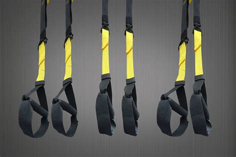 스트랩 훈련 루프 장비 회색 배경에 검은 루프 기능 훈련 장비 스포츠 액세서리 건강을위한 피트니스 및 체육관 운동 항목 광고 배너 강사에 대한 스톡 사진 및 기타 이미지