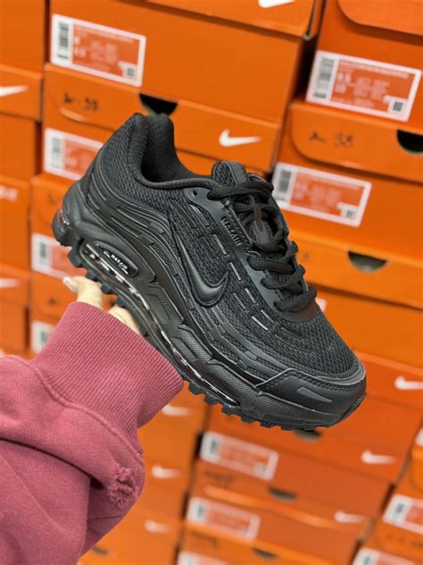 Гутал пүүз давгүй үнээр Added A Гутал пүүз давгүй үнээр