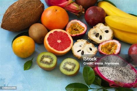 과일 배경입니다 파란색 돌 배경에 모듬 잘 익은 육즙 이국적인 아시아 여름 계절 과일 공간을 복사합니다 0명에 대한 스톡 사진 및 기타 이미지 Istock