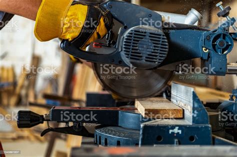 새로운 주택 Constructiion 프로젝트 나무의 큰 보드를 잘라 원형 톱을 사용하여 목수 유지 보수 엔지니어에 대한 스톡