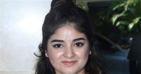 हिज़ाब पहनकर खाना खाती महिला को ट्रोल करने वालों को Zaira Wasim ने दिया मुंहतोड़ जवाब