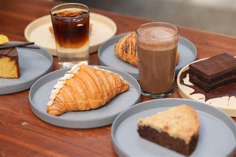 커피와 케이크 셀렉션이 포함된 우아한 디저트 스프레드 · 무료 스톡 사진