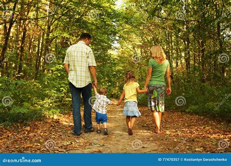 Familia Joven En La Naturaleza Imagen De Archivo Imagen De Campo Hierba 77470357