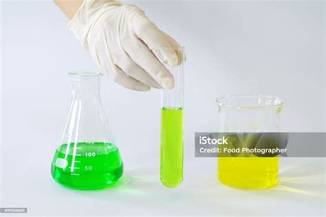 실험실 장비 의 그룹 유리 Erlenmeyer 원추형 플라스크 비커 및 화학 실험을위한 화학 액체로 채워진 테스트 튜브 0명에