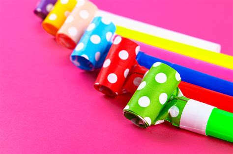 분홍색 배경에 멀티 컬러 파티 송풍기 여러 가지 빛깔의 파티 휘파람 생일 장식 개성 개념에 대한 스톡 사진 및 기타 이미지