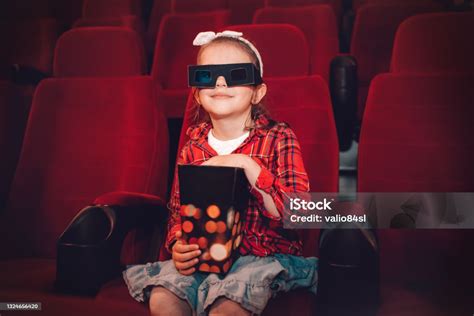 영화관에서 만화 3d 영화를보고 팝콘을 먹는 어린 소녀 3차원 형태에 대한 스톡 사진 및 기타 이미지 3차원 형태 4 5세 관중 Istock