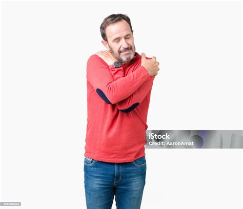 격리에 잘생긴 중 년 노인의 수석 남자 입고 겨울 스웨터 자신감 웃 고 행복 하 고 긍정적인 자신 Hugging 배경 자기 사랑과 자기 관리 겨울에 대한 스톡 사진 및 기타