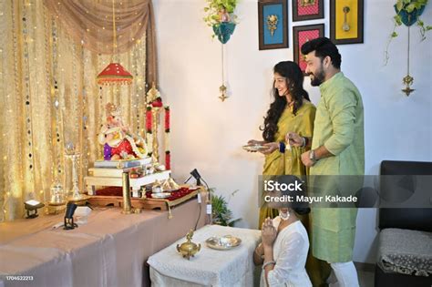 가나파티 축제를 공연하는 헌신의 가족 Ganesh Chaturthi에 대한 스톡 사진 및 기타 이미지 Istock