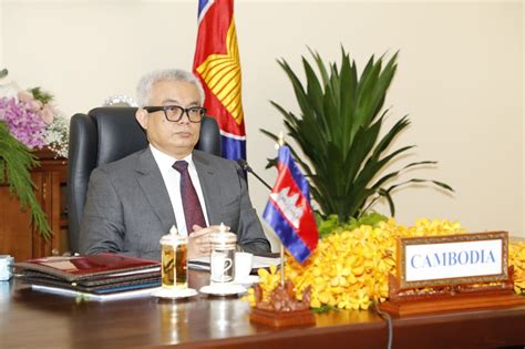 ឯកឧត្តមអគ្គបណ្ឌិតសភាចារ្យ អូន ព័ន្ធមុនីរ័ត្ន ឧបនាយករដ្ឋមន្រ្តី រដ្ឋមន្រ្តីក្រសួងសេដ្ឋកិច្ច និង