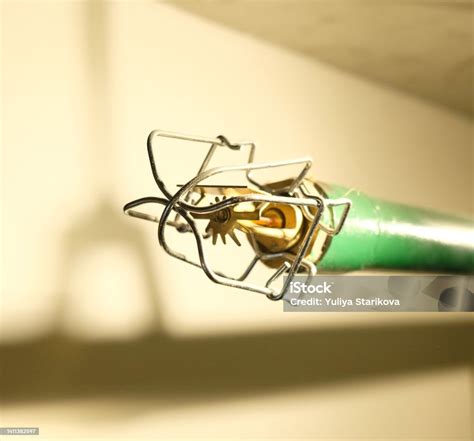 화재 스프링클러의 클로즈업 조각 드렌처 소방 시스템 자동 소화 시스템 자동 화염 소화를위한 분무기 소화제 공급 시스템 0명에