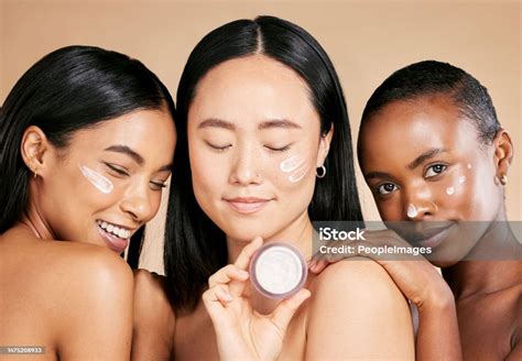 갈색 배경에 스킨케어 웰빙 및 그루밍을 위한 스튜디오의 여성들의 다양성 얼굴 및 크림 제품 아름다움 다른 걸그룹 친구들은 얼굴 마스크 및 피부 치료로 휴식을 취합니다 20