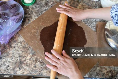 엄마는 반죽을 굴리고 있습니다 초콜릿 반죽 반죽 준비 레시피 빵으로 작업 하는 손 피자 반죽을 만드는 여성의 손 여자의 손은 반죽을 굴려 롤링 핀으로 부엌 보드에 어머니 롤
