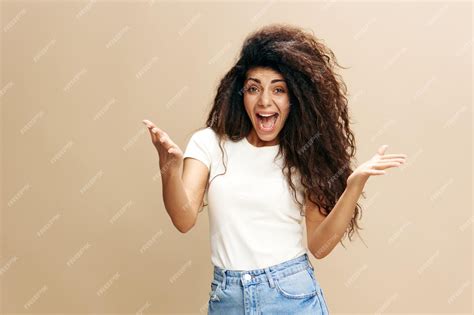Wow Retrato De Una Joven Latina Muy Contenta Con La Boca Abierta