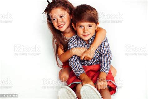 작은 귀여운 소년과 소녀는 흰색 배경에 재생 포옹 행복한 미소 가족 라이프 스타일 사람들 개념 소녀에 대한 스톡 사진 및 기타 이미지 Istock
