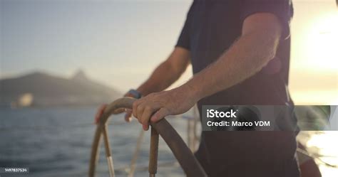 선원 남자 그리고 휴가 또는 여름 휴가에 조타 장치가 있는 조타 보트 조타수 여행 및 크루즈를 위한 선박 바퀴가 있는 사람 또는 선장 바다 또는 바다에서 해안 경비대로 항해