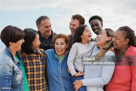 야외에서 서로 껴안고 있는 다세대 사람들 함께 즐거운 시간을 보내는 다인종 친구들 다민족 그룹에 대한 스톡 사진 및 기타 이미지 다민족 그룹 공동체 다세대 가족