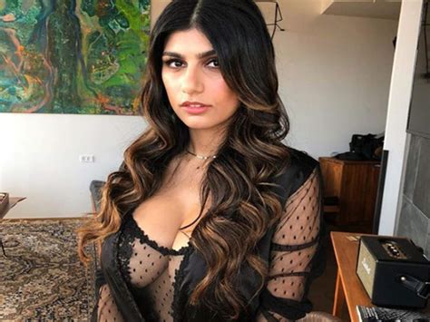 कई दिनों बाद जागी मिया खलीफा लेकिन अब लोगों को सोने नहीं देंगी ये बिना कपड़ों वाली तस्वीरें