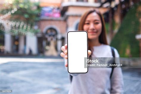 도시를 여행하는 동안 빈 흰색 화면으로 휴대 전화를 들고 보여주는 젊은 아시아 여성의 모형 이미지 35 39세에 대한 스톡 사진 및 기타 이미지 Istock