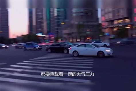 大气压有多恐怖？空气被吸走的瞬间，巨型油罐车直接变成扁铁皮！大气压瞬间铁皮