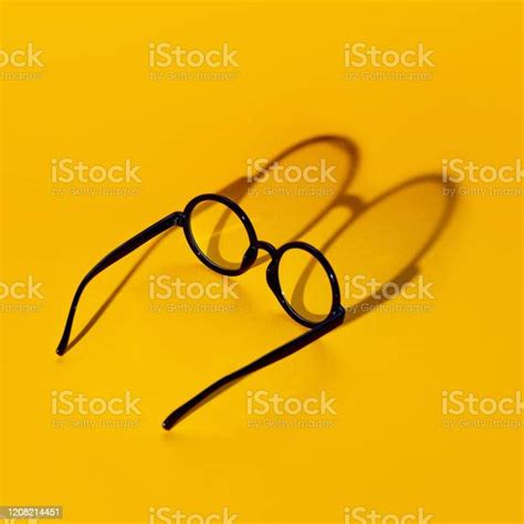 하드 섀도우와 비문 모양노란색 배경에 검은 색 둥근 안경 0명에 대한 스톡 사진 및 기타 이미지 0명 검은색 경관 Istock