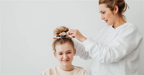 실내 가정 생활 가정 환경 가족 가족 본딩 가족 시간 고정 머리 관계 귀여운 헤어스타일 단란함 돌보다 따뜻함 딸 머리에 손을 넣다 모성 모성적