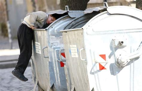 Евростат алармира Близо 550 000 българчета под 18 г живеят в риск от бедност