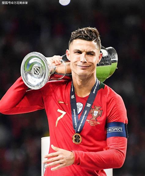 著名媒体《镜报》做了一个活动 梅西第一，c罗第三 搜狐大视野 搜狐新闻