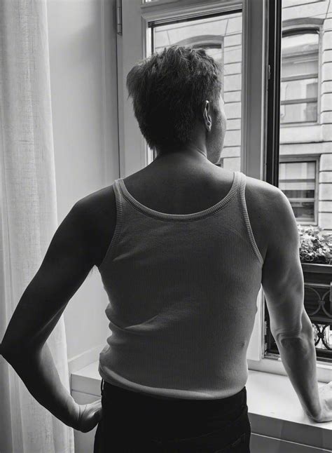 才被嫌白髮蒼老 張智霖穿「阿伯背心」 秀出身材秘密 中港最吸睛 娛樂 世界新聞網